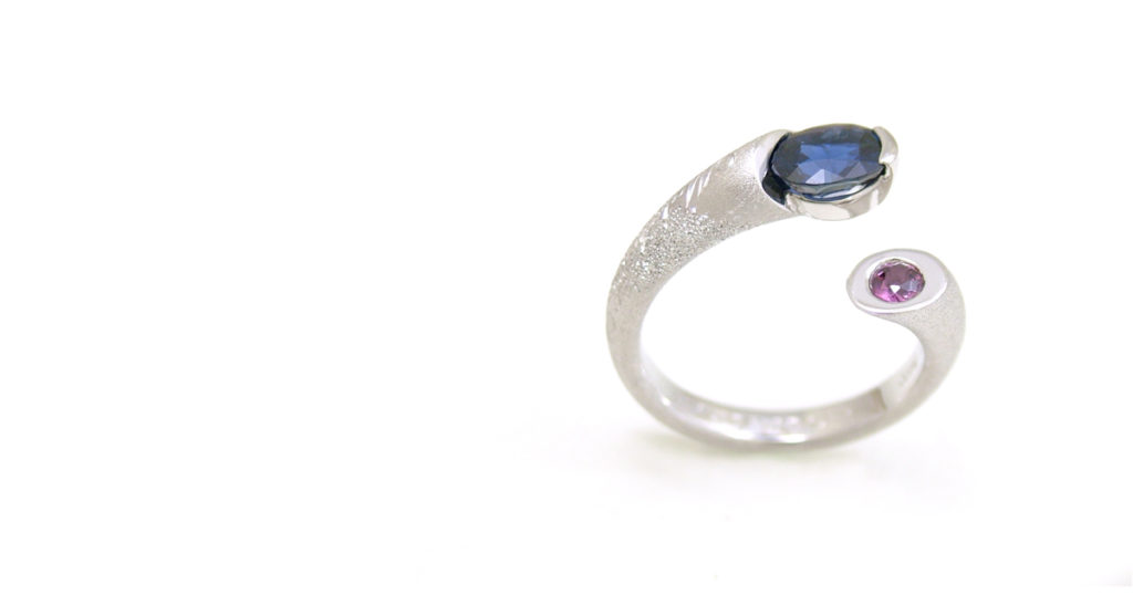 Pt900 Sapphire & Road Light Garnet Ring with Japanese Engraving ...